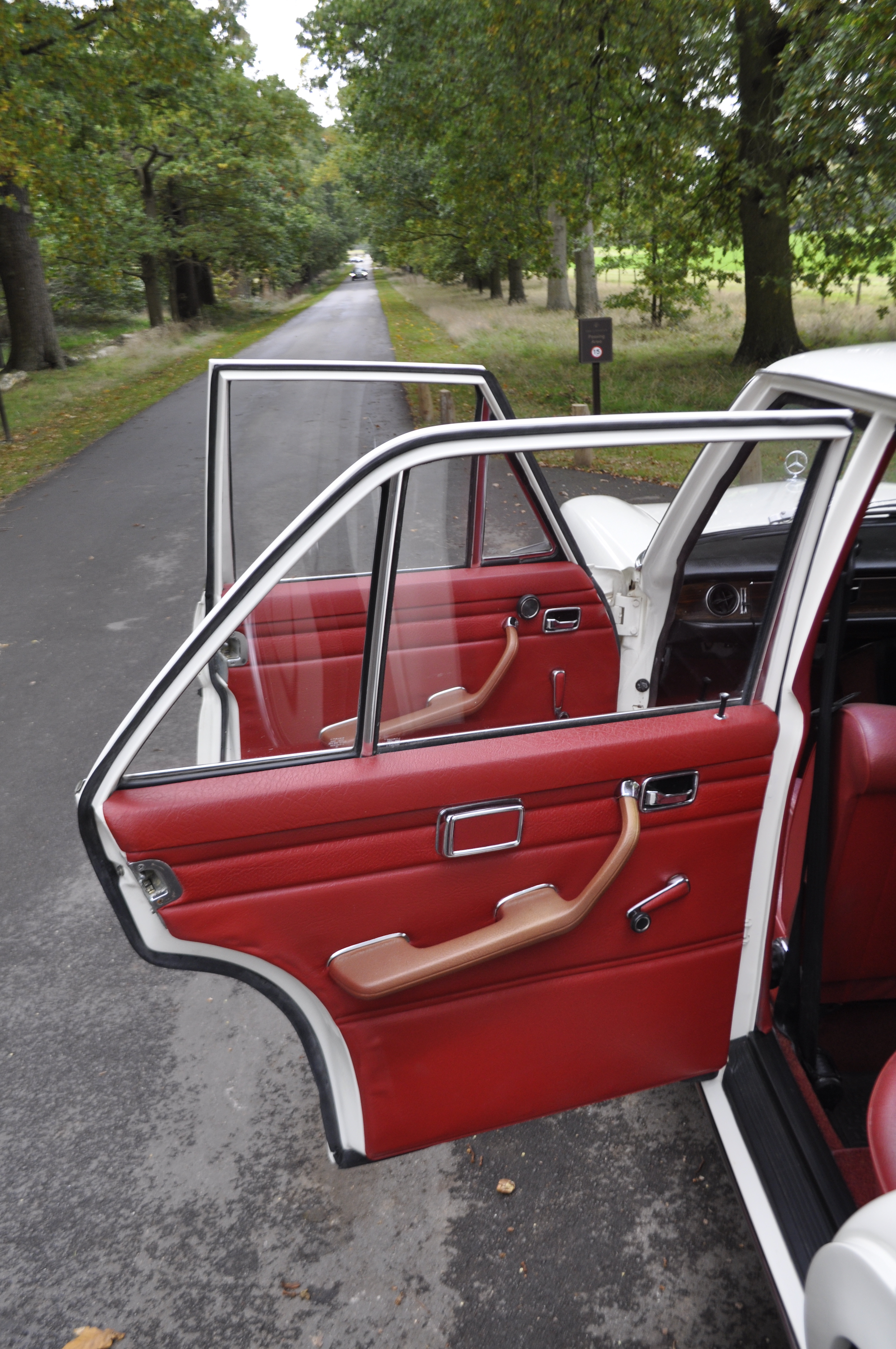 1972 MERCEDES-BENZ (W114) 250 SALOON